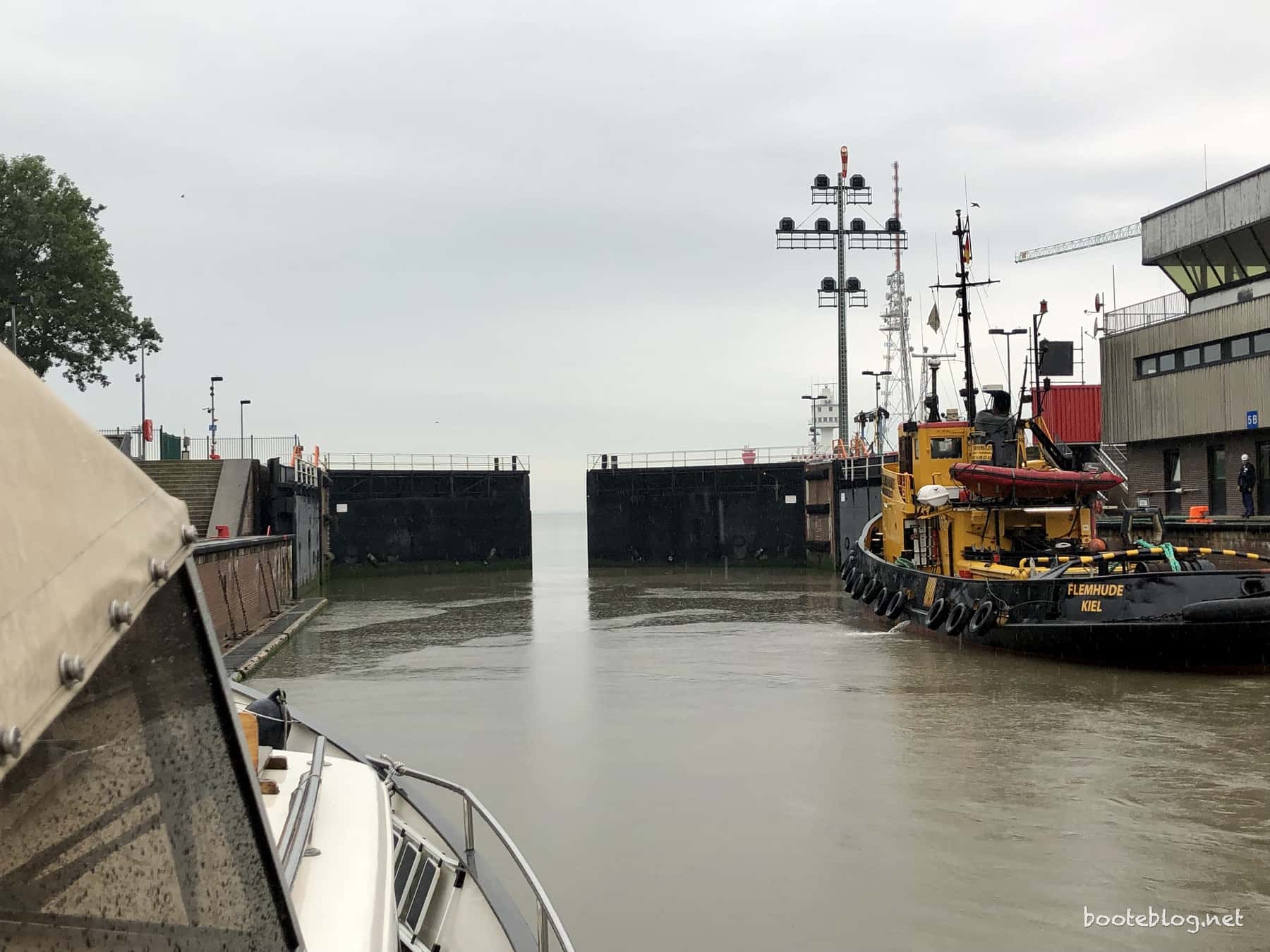 nord-ostsee-kanal-schleuse-brunsbuettel-tor-geht-auf