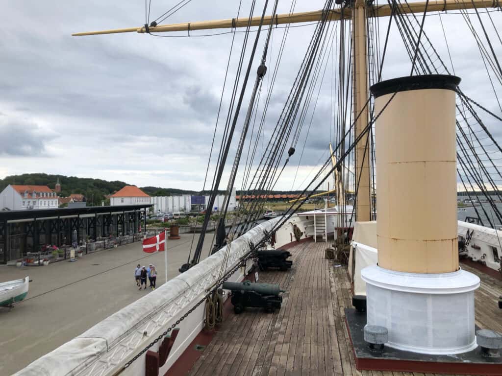 015-ebeltoft-fregatte-jylland-an-deck